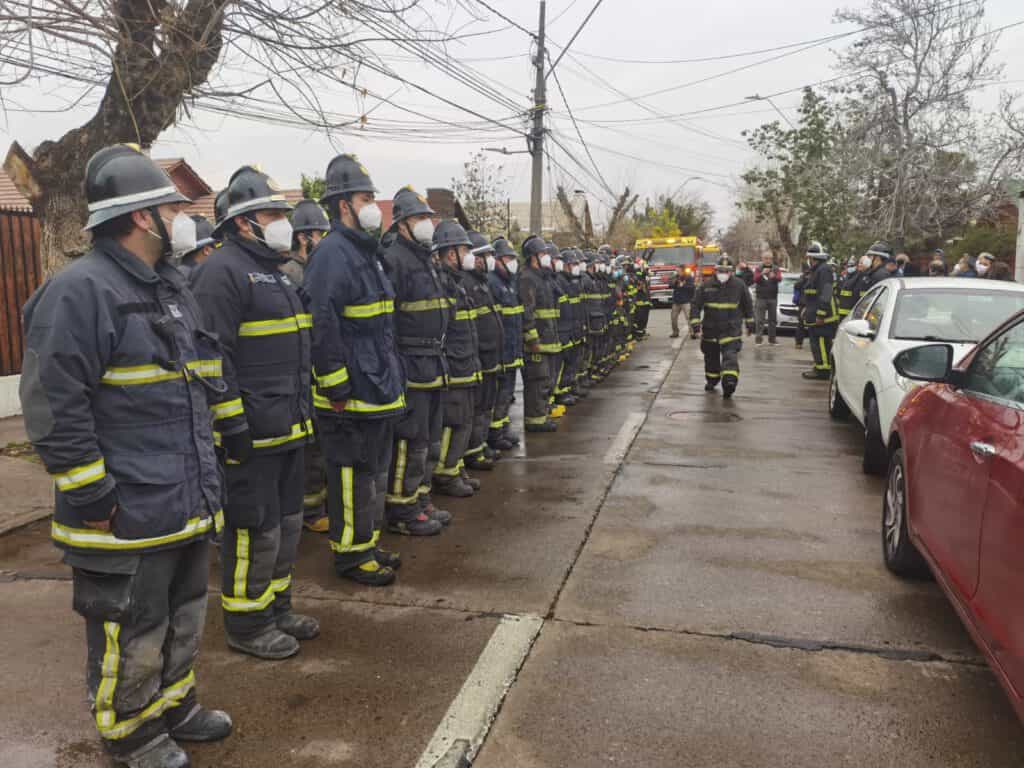 Tributan homenaje a trayectoria bomberil de Director Honorario del CBS ...