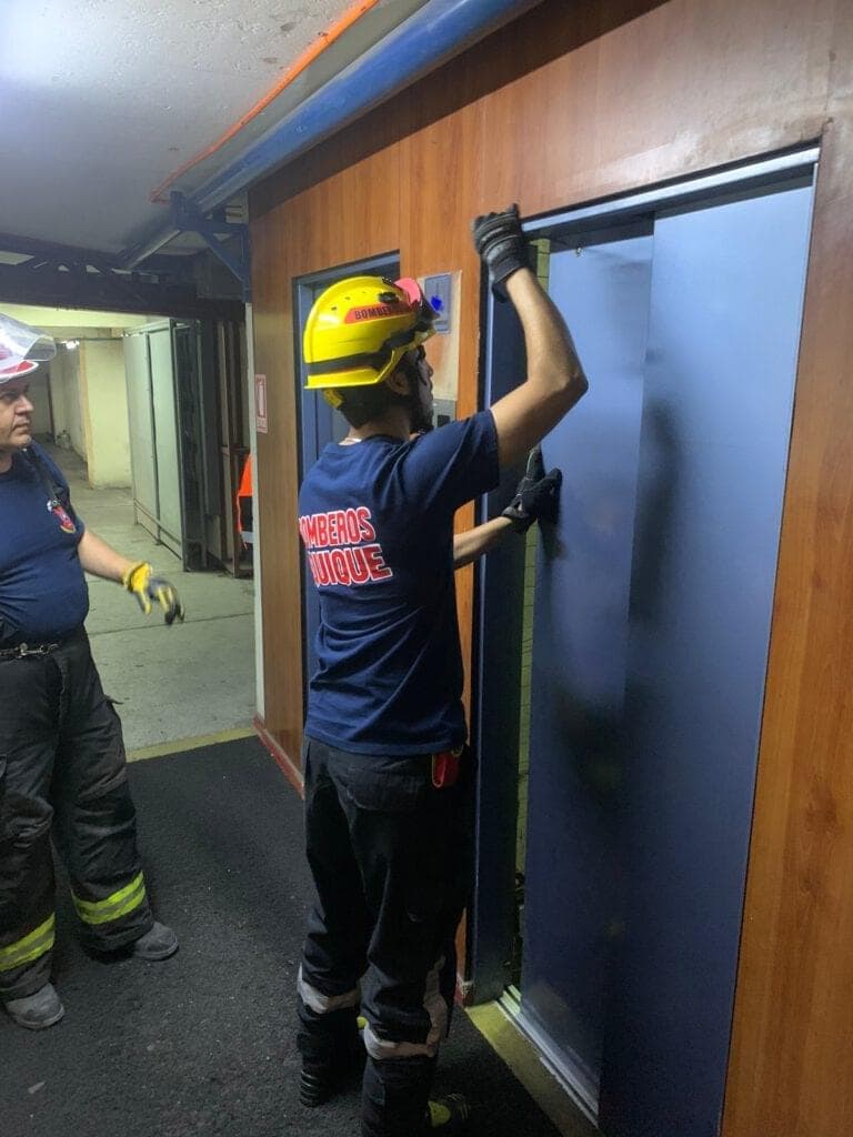 Instructores CBS dictan curso de Rescate de Personas en Ascensor a ...