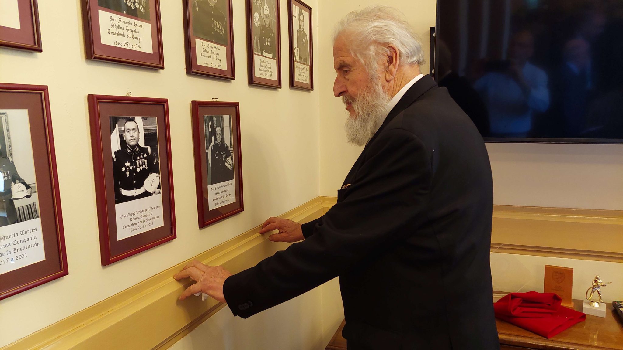 Descubren retrato de ex Comandante del CBS Jorge Guevara Ubilla ...