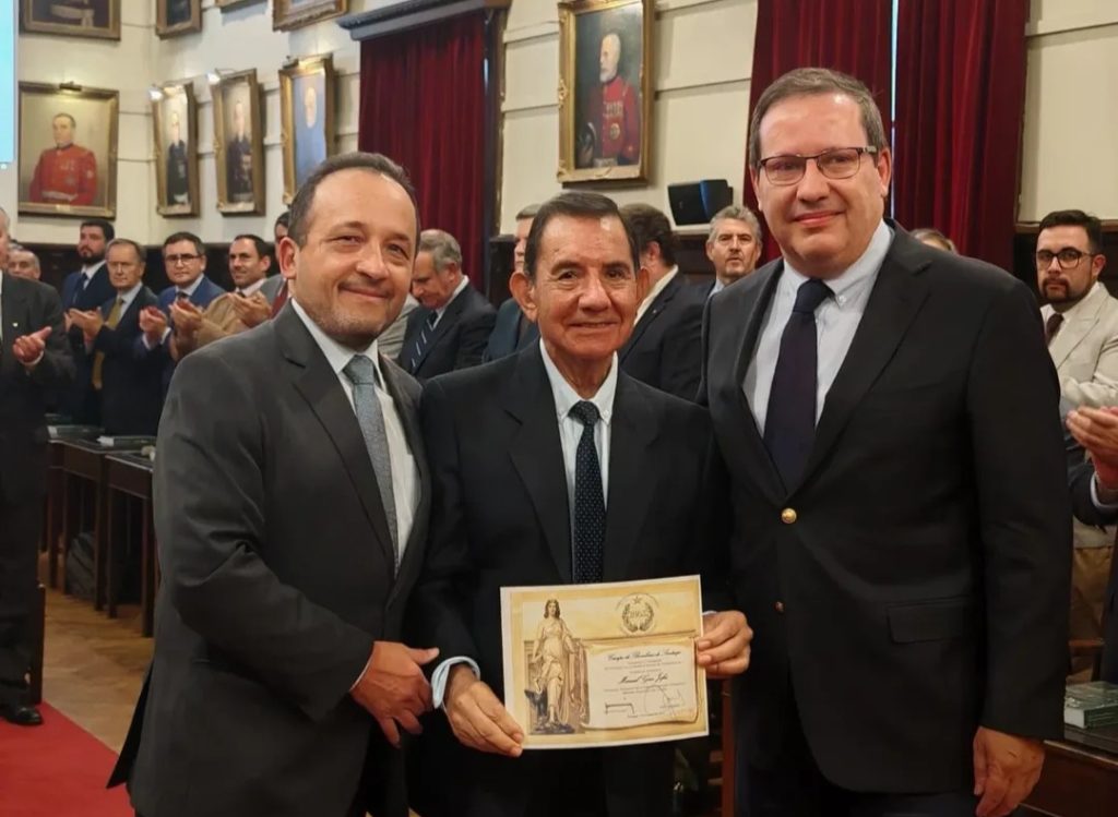Saludos y entrega de distintivo para Miembros Honorarios de la ...
